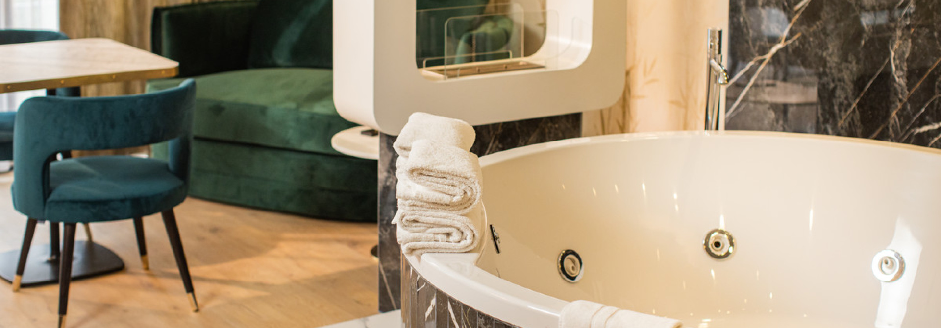 Discover our RIHO Pool relaxing whirlpool baths